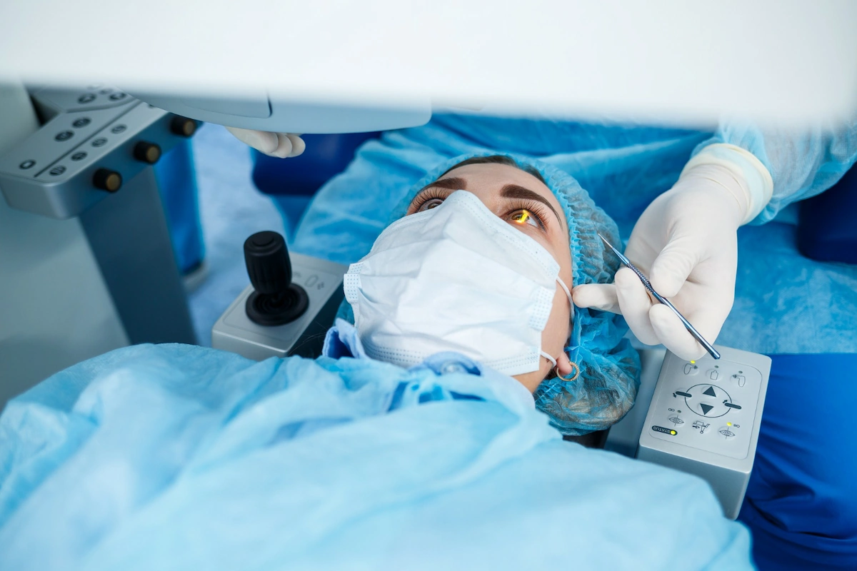 LASIK Mata Plus: Prosedur & Bedanya dengan LASIK Mata Minus - JEC Eye ...